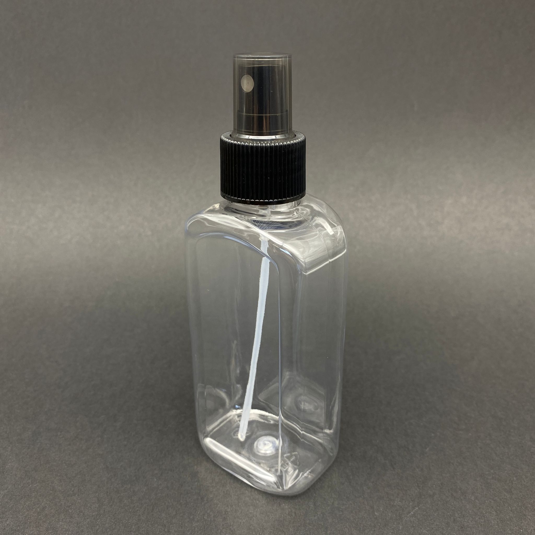 150-cc-yassi-sise-siyah-spreyli-150-ml-yassi-plastik-fisfisli-sise-ud-4320