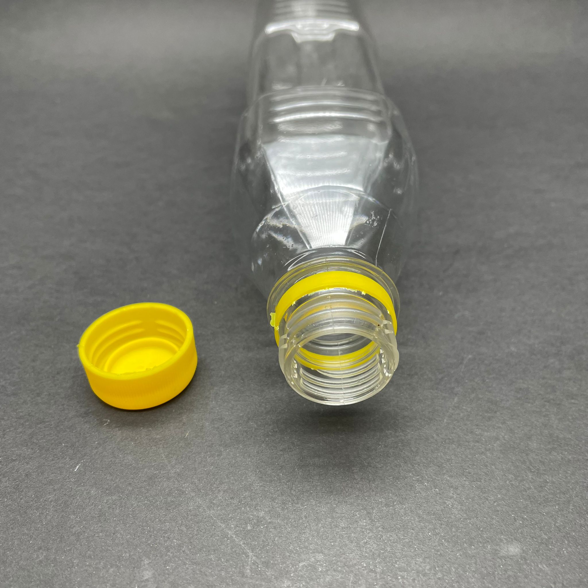 500-cc-koseli-pet-sise-sari-kilitli-kapakli-500-ml-koseli-plastik-sise-zeytinyag-sisesi-ud-5026